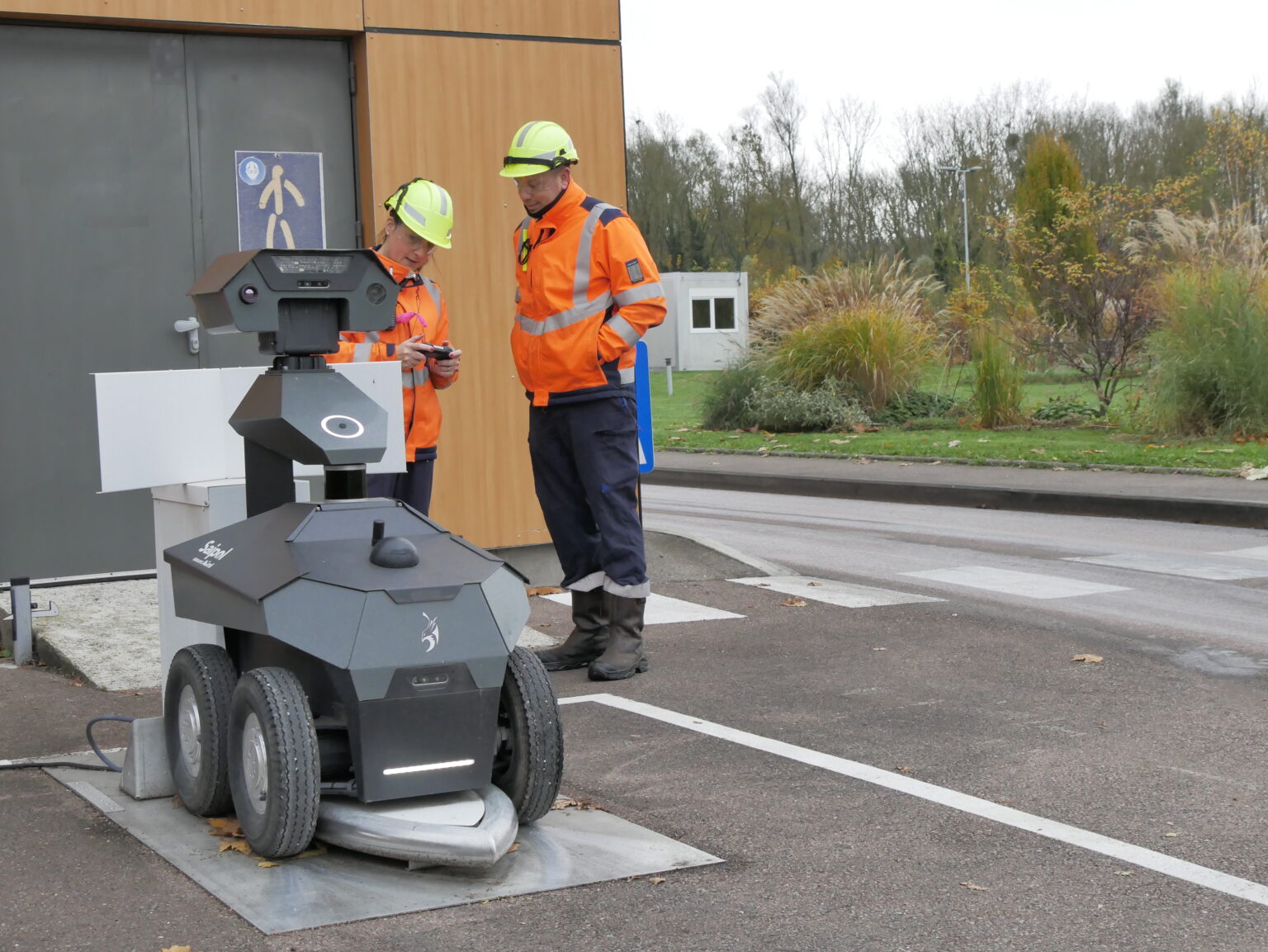 Robot de surveillance mobile et autonome GR100