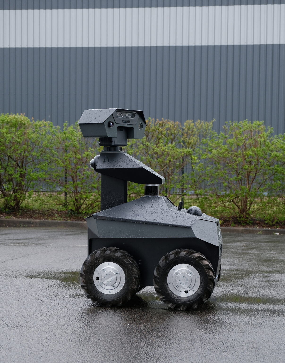 Robot de surveillance mobile et autonome GR100